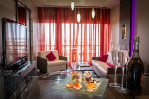 Suite, 1 cama king-size | Roupa de alta qualidade, minibar, cofre no quarto, secretária