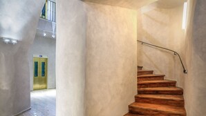 Um interior moderno com uma escadaria curva, soalho em mármore e um design minimalista.