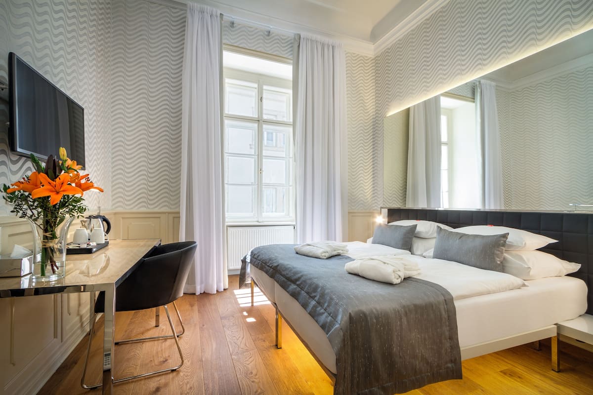Quarto Duplo Standard | Roupa hipoalergénica, camas de colchão Select Comfort, minibar