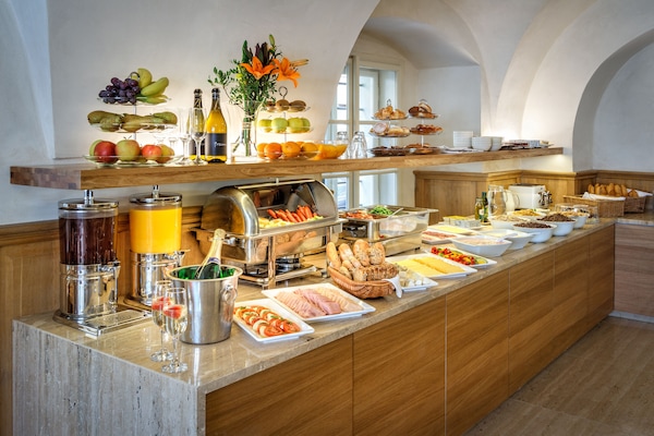 Café da manhã com buffet todos os dias (CZK 350 por pessoa)