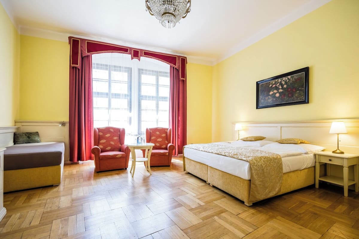 Quarto triplo | Roupas de cama antialérgicas, frigobar, cofres nos quartos