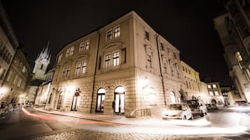 Fachada da propriedade à noite
