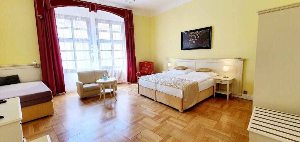 Roupa hipoalergénica, minibar, cofre com capacidade para portátil 