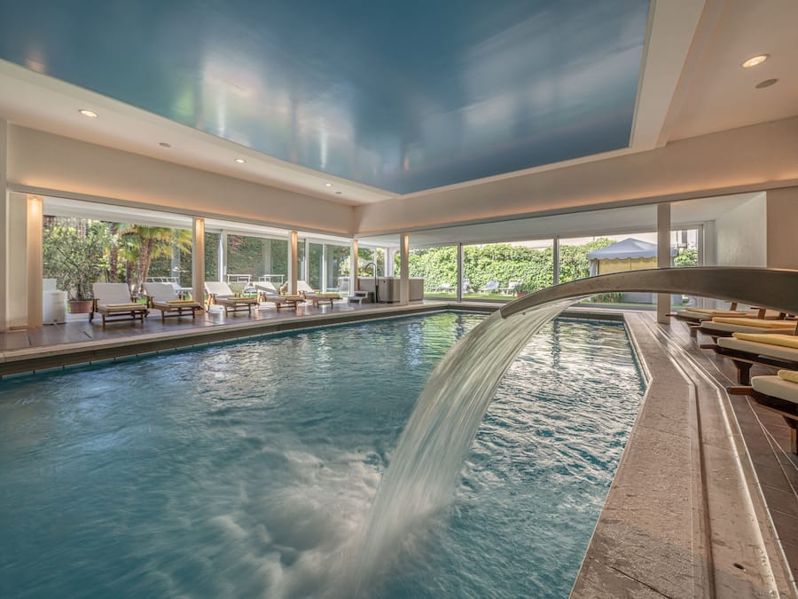 Piscina interna, funciona das 7h às 19h, espreguiçadeiras