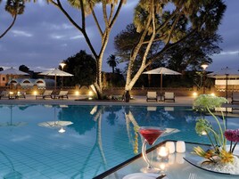 3 bares/lounges, 2 bares junto à piscina 