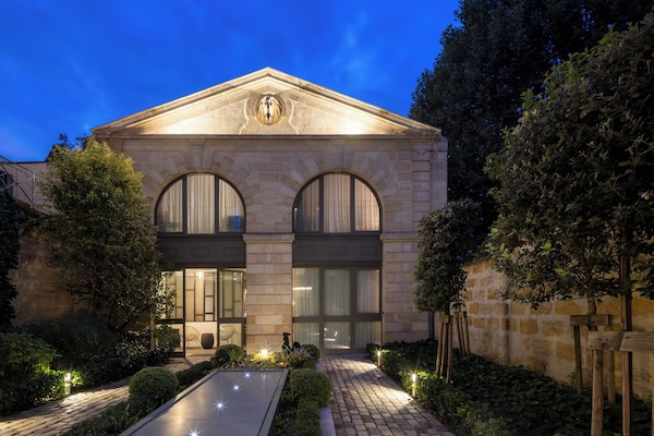 Fachada da propriedade à noite