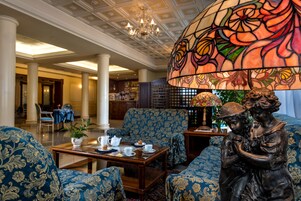 Área de estar no saguão