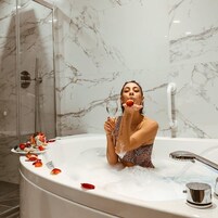 Suite, banheira de hidromassagem grande, vista para o pátio | Banheira de hidromassagem