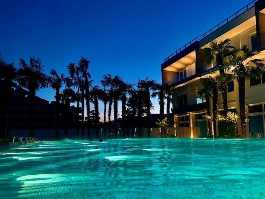 2 piscinas internas, piscina externa, espreguiçadeiras