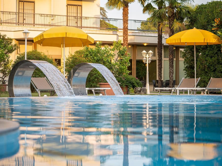 Piscina interior, 3 piscinas exteriores, guarda-sóis, espreguiçadeiras