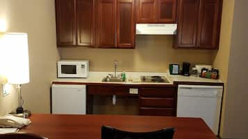 Um frigorífico, um micro-ondas, uma placa de cozinha