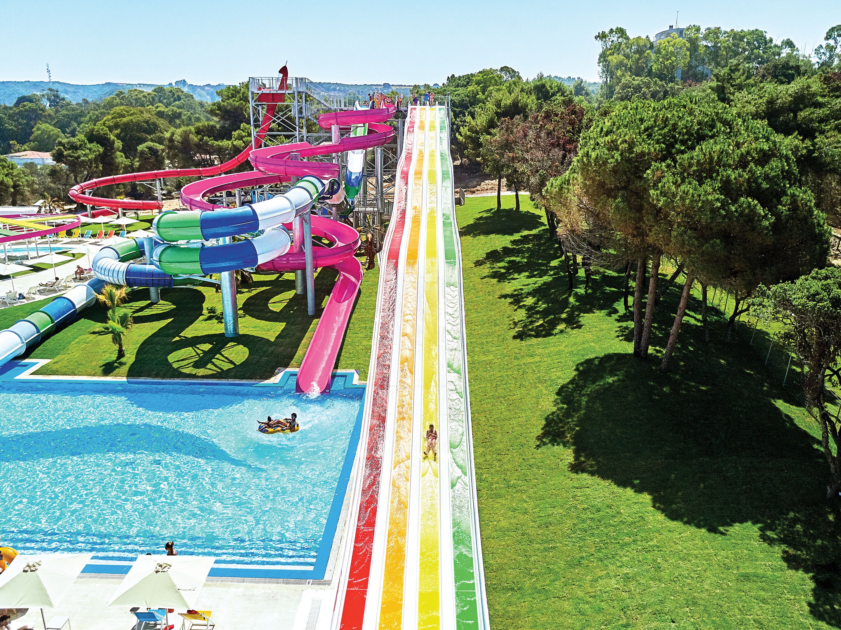 Um parque aquático com vários toboáguas e uma área de piscina.