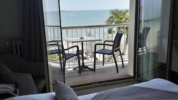 Quarto Duplo Superior, vista para o mar | Cofre no quarto, secretária, berços/camas para crianças