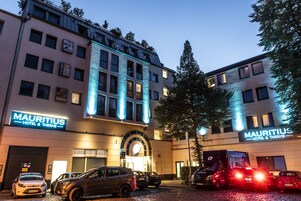 Fachada da propriedade à noite