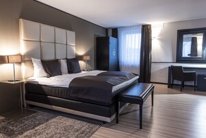 Quarto Duplo Deluxe | Roupa hipoalergénica, minibar, cofre no quarto, secretária 