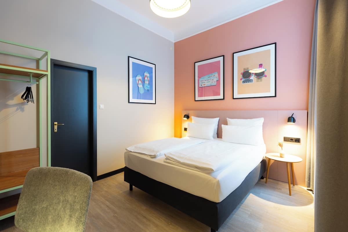 Cofres nos quartos, individualmente decorados, escrivaninha