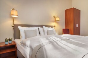 Quarto Premium, 1 cama king-size | Roupa hipoalergénica, cofre no quarto, com decoração personalizada 