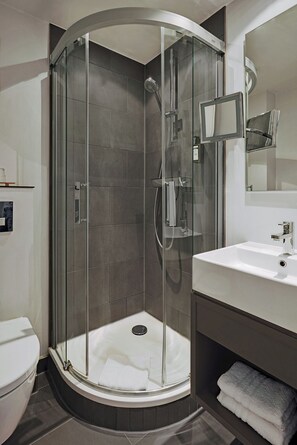 Quarto Individual | Casa de banho | Um polibã, artigos de higiene pessoal grátis, um secador de cabelo 