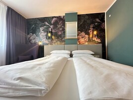 Quarto casal empresarial | Roupas de cama antialérgicas, edredons de pluma, frigobar