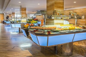 Pequeno-almoço tipo buffet diário (12 EUR por pessoa) 