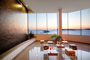 2 bares/lounges, bar molhado