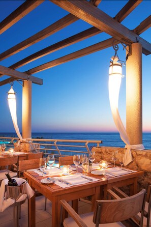 4 restaurantes, com serviço de café da manhã e almoço; frutos do mar