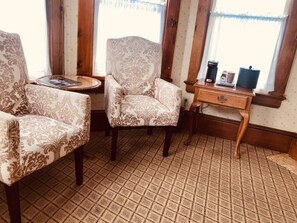 Suíte exclusiva, 1 cama Queen, vista parcial para o oceano | Roupas de cama premium, ferros/tábuas de passar roupa, Wi-Fi de cortesia