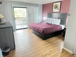 Quarto solteiro standard, 1 cama King, acessível, geladeira e micro-ondas | Escrivaninha, cortinas blackout, ferros/tábuas de passar roupa