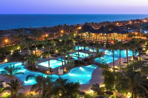 Piscina interior, 4 piscinas exteriores, guarda-sóis, espreguiçadeiras 