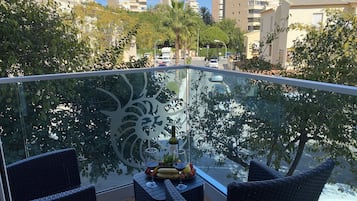 Quarto casal ou duplo standard, sacada, vista para a cidade | Roupas de cama premium, frigobar, cofres nos quartos, escrivaninha