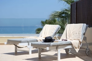 Suite Júnior, em frente à praia | Roupa de alta qualidade, edredões de penas, camas de colchão pillowtop