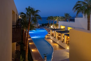 Piscina exterior, guarda-sóis, espreguiçadeiras 