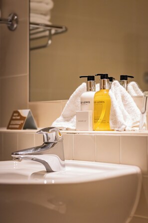 Uma combinação polibã/banheira, artigos de higiene pessoal grátis 