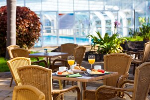 Café da manhã com buffet todos os dias mediante uma taxa