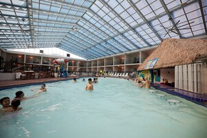 2 piscinas internas, barracas, espreguiçadeiras