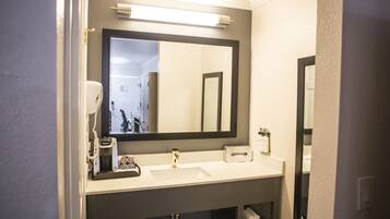 Um polibã, artigos de higiene pessoal grátis, um secador de cabelo