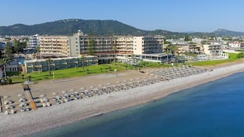 Uma praia privada, espreguiçadeiras, guarda-sóis de praia