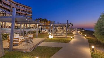 2 restaurantes, é servido café da manhã