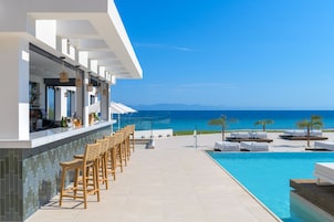 3 piscinas exteriores, guarda-sóis, espreguiçadeiras