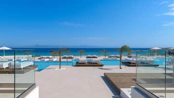 3 piscinas exteriores, guarda-sóis, espreguiçadeiras