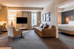 Suite, 2 quartos | Sala de estar | Televisor LCD de 37 polegadas com canais por cabo, televisor 
