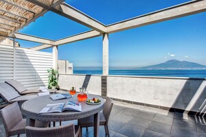 Suite Panorâmica, terraço, vista para o mar | Sala de estar | TV de ecrã plano 