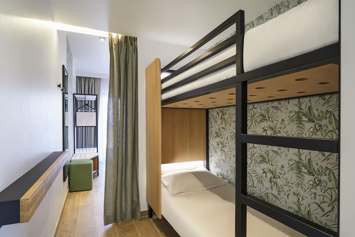 Quarto Clássico, várias camas, varanda | Roupa hipoalergénica, cofre no quarto, secretária