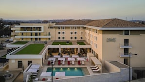 Um hotel com piscina, área de estar ao ar livre e vista para os arredores.