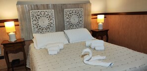 Quarto casal | Edredons de pluma, cofres nos quartos, escrivaninha