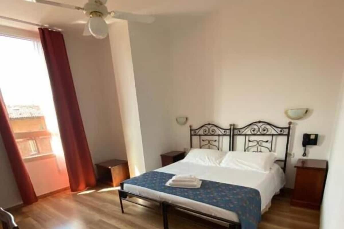 Quarto casal | Escrivaninha, Wi-Fi de cortesia, roupa de cama