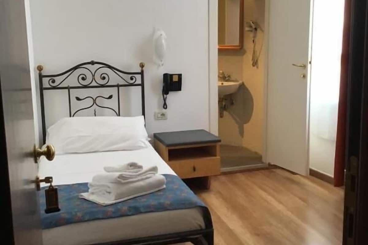 Quarto solteiro | Escrivaninha, Wi-Fi de cortesia, roupa de cama