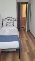 Quarto Individual | Secretária, Wi-fi grátis, roupa de cama fornecida 