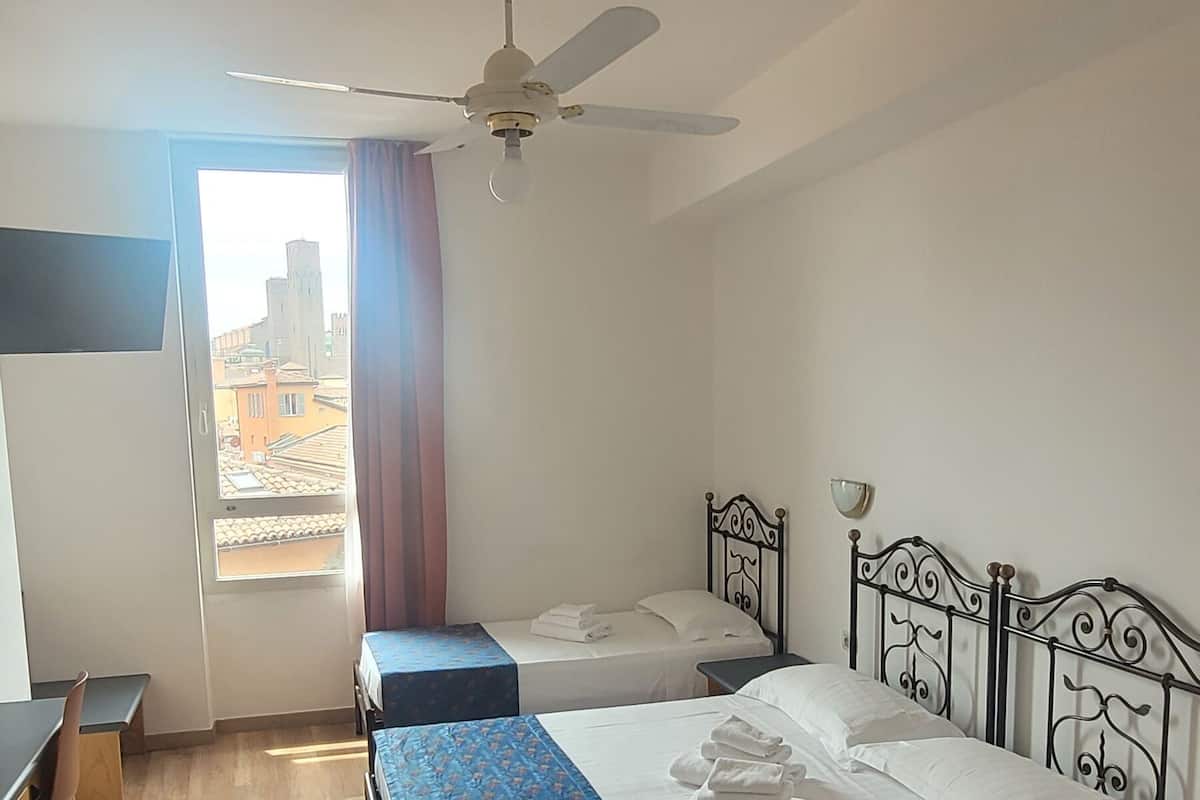 Quarto triplo | Escrivaninha, Wi-Fi de cortesia, roupa de cama