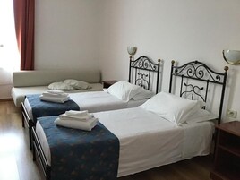 Quarto Twin | Secretária, Wi-fi grátis, roupa de cama fornecida